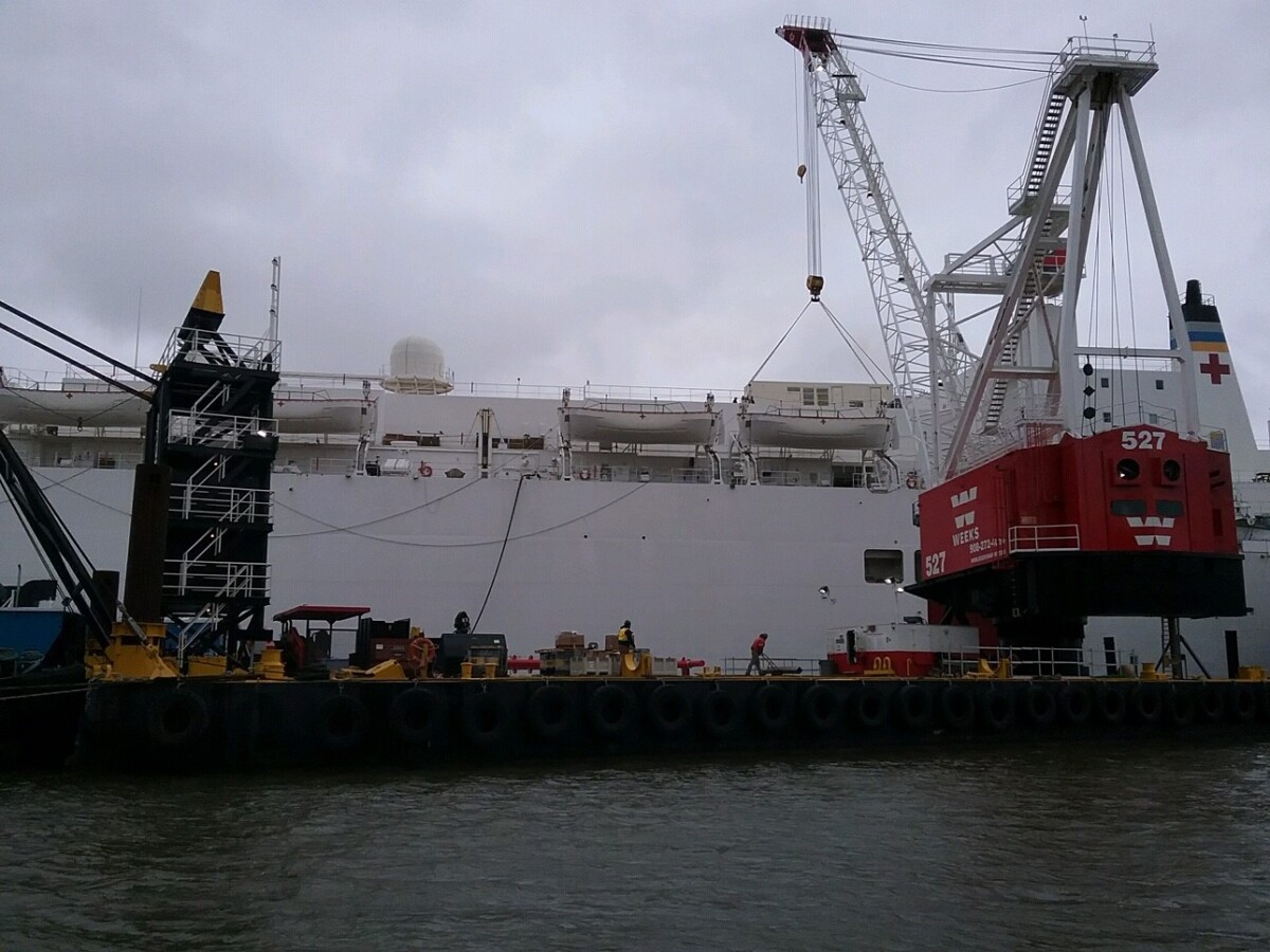 Generator Heavy Lift Onto USNS Comfort - Weeks Marine